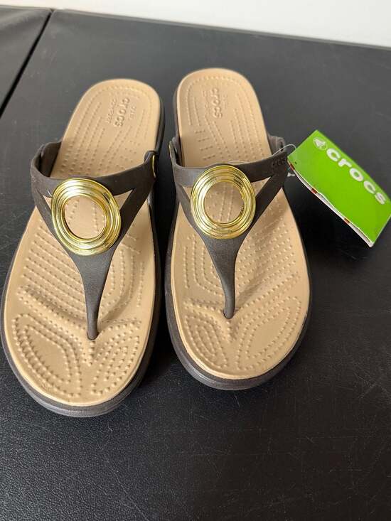 CROCS | Shoes | Crocs Sanrah Beveled Circle Wedge Flip Flops ...